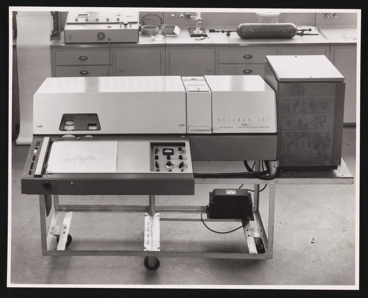 Beckman IR-7 spectrophotometer in a laboratory - Science History ...