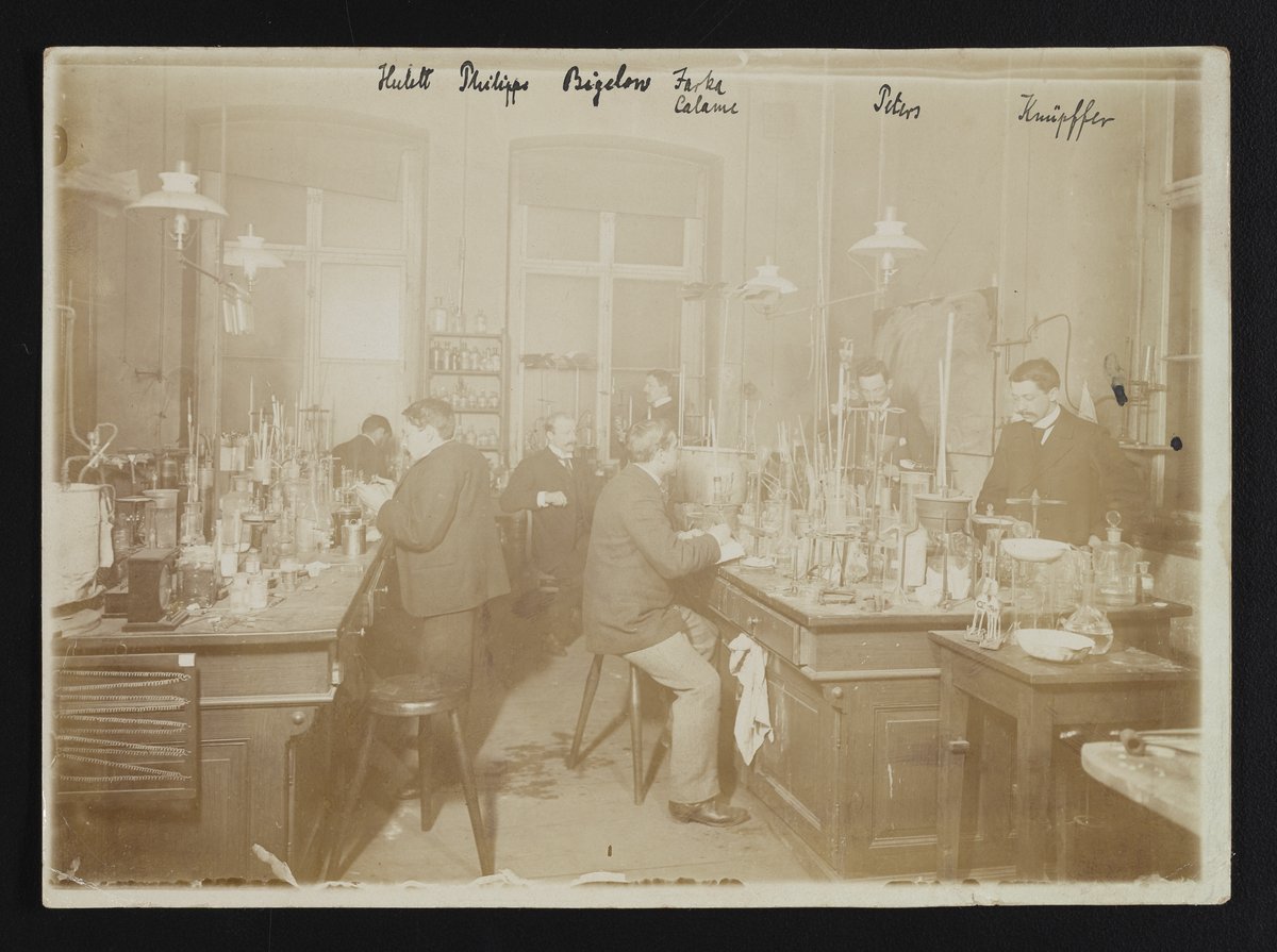 Physical chemistry laboratory at the University of Leipzig - Science ...
