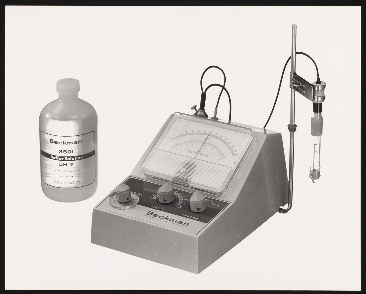 Beckman Model 72 pH Meter with buffer solution - Science History ...