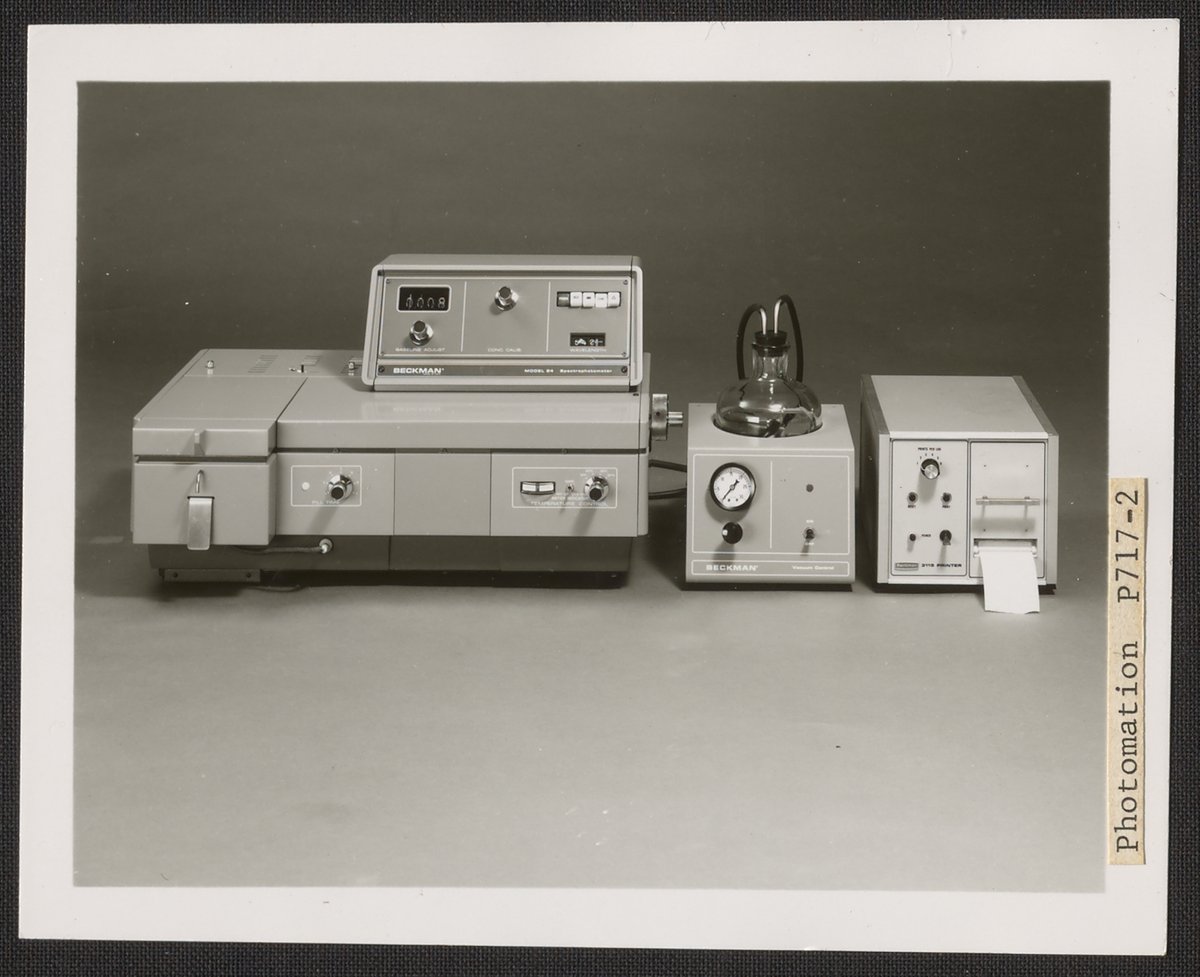 Beckman Model 24 spectrophotometer with vacuum control and printer ...